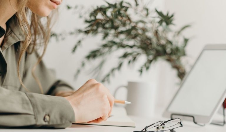 Ways To Stay Motivated As A Writer - Freelance Writing Tips - Actual Ar